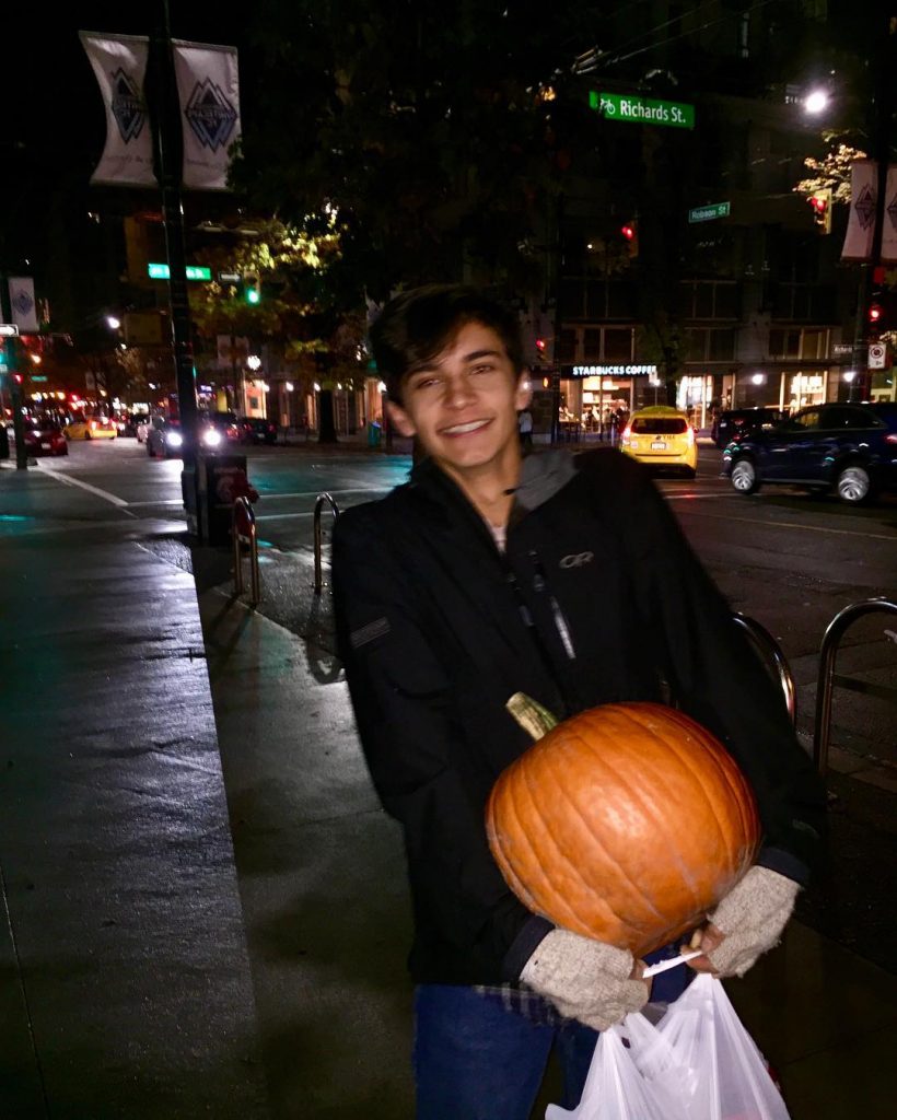 Ajay Friese Bio, Height, Age, Age, Weight, Girlfriend and Facts - Super ...