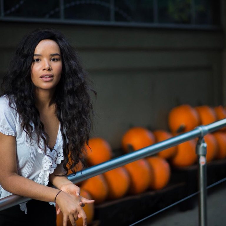 Zoe Robins - Biography, Height & Life Story | Super Stars Bio