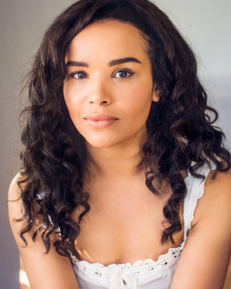 Zoe Robins - Biography, Height & Life Story | Super Stars Bio