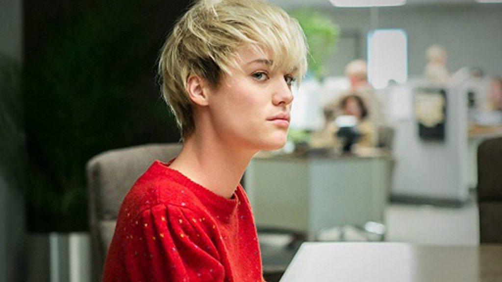 Mackenzie Davis - Biography, Height & Life Story | Super Stars Bio