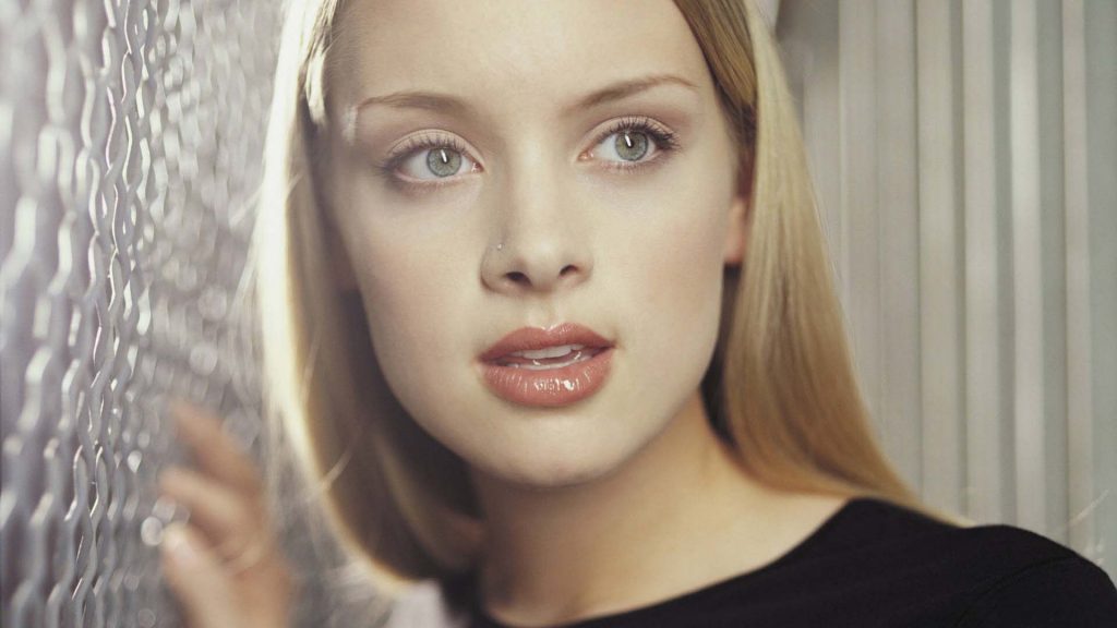 Rachel Skarsten - Biography, Height & Life Story | Super Stars Bio