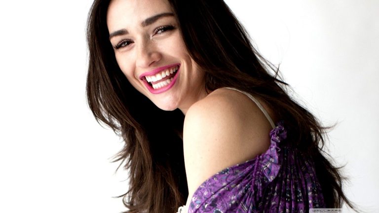 Crystal Reed - Biography, Height & Life Story | Super Stars Bio