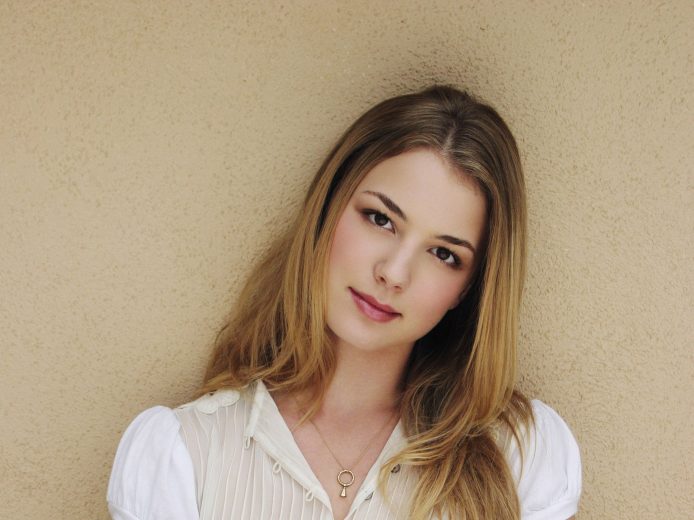 Emily VanCamp - Biography, Height & Life Story | Super Stars Bio
