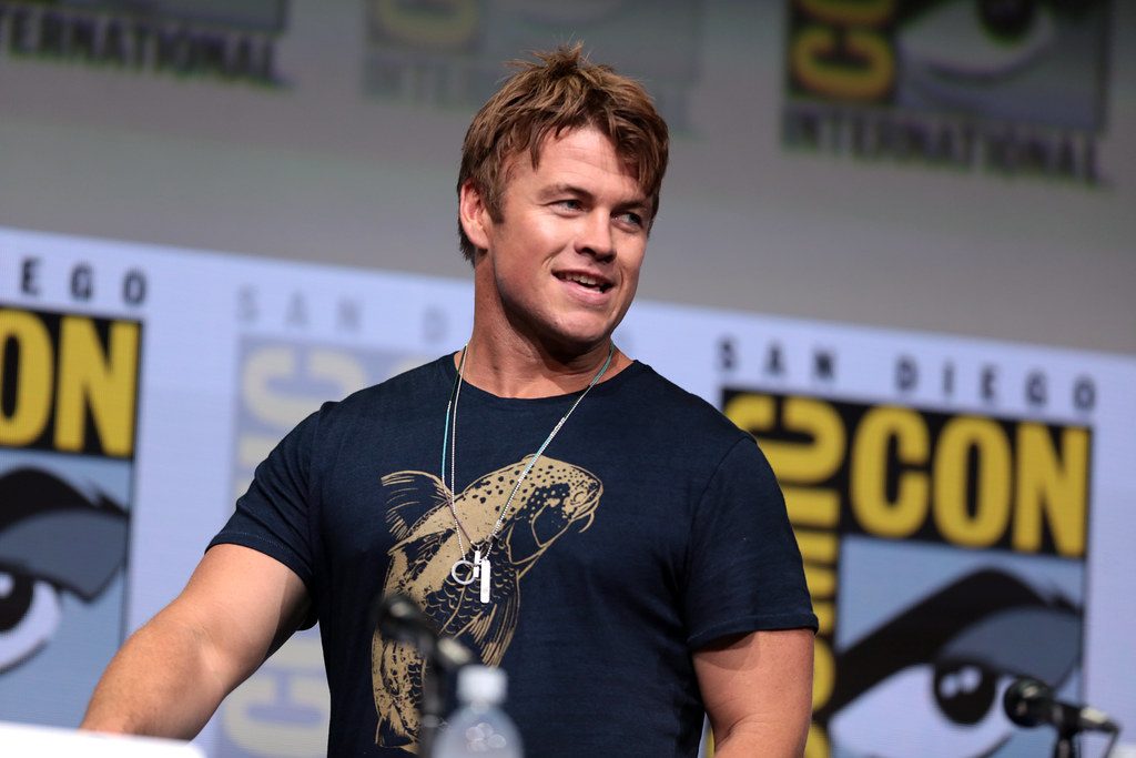 Luke Macfarlane - Biography, Height & Life Story | Super Stars Bio