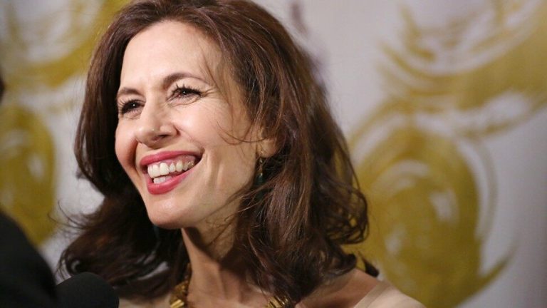 Jessica Hecht - Biography, Height & Life Story | Super Stars Bio