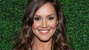 Erinn Hayes - Biography, Height & Life Story | Super Stars Bio
