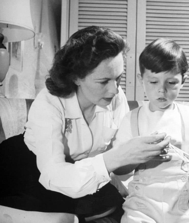 Geraldine Fitzgerald - Biography, Height & Life Story | Super Stars Bio