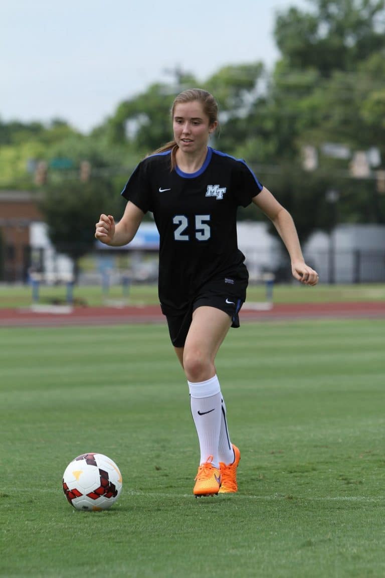 Jessica Steen - Biography, Height & Life Story | Super Stars Bio