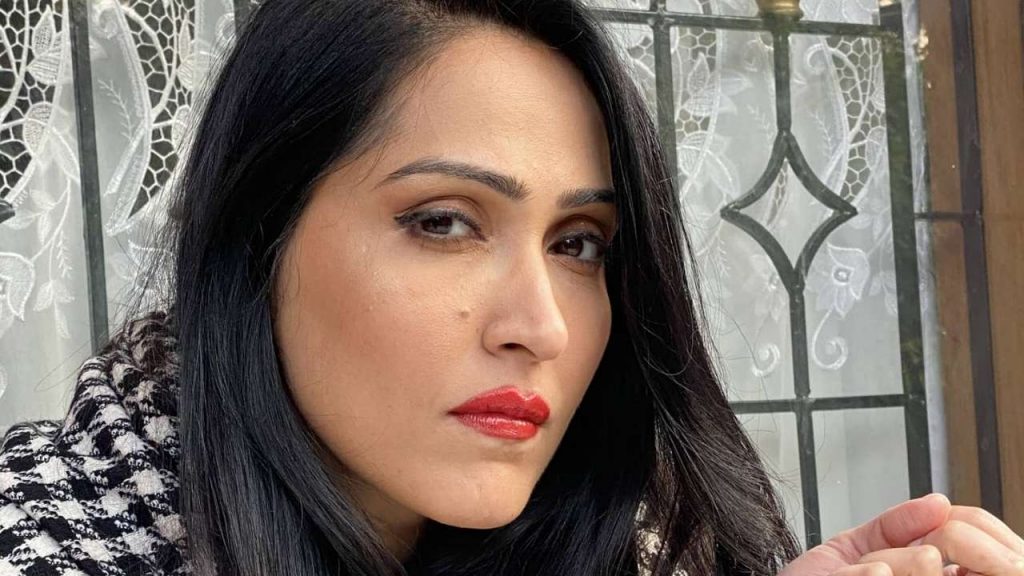 Shibani Bedi - Biography, Height & Life Story | Super Stars Bio