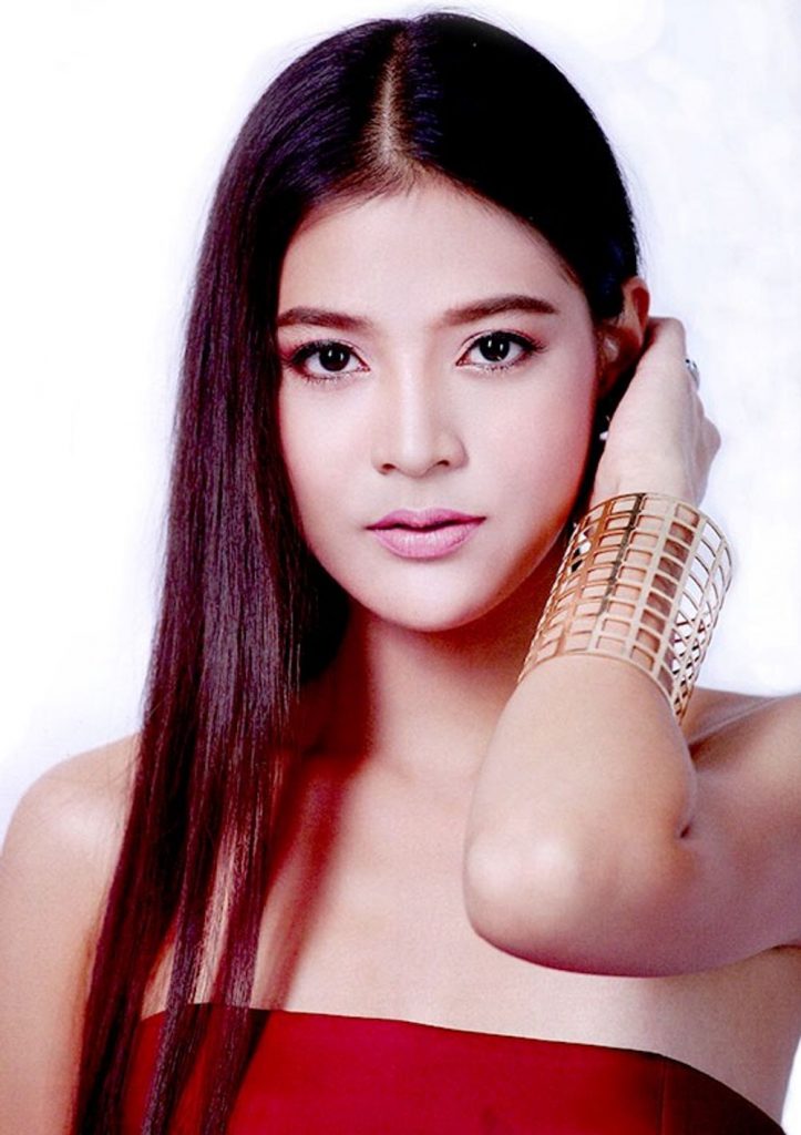 Apinya Sakuljaroensuk - Biography, Height & Life Story | Super Stars Bio