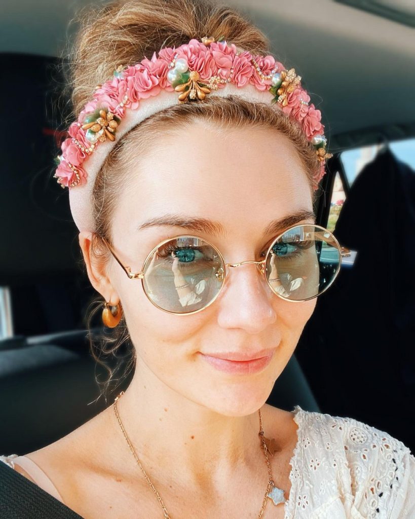 Clare Bowen - Biography, Height & Life Story | Super Stars Bio