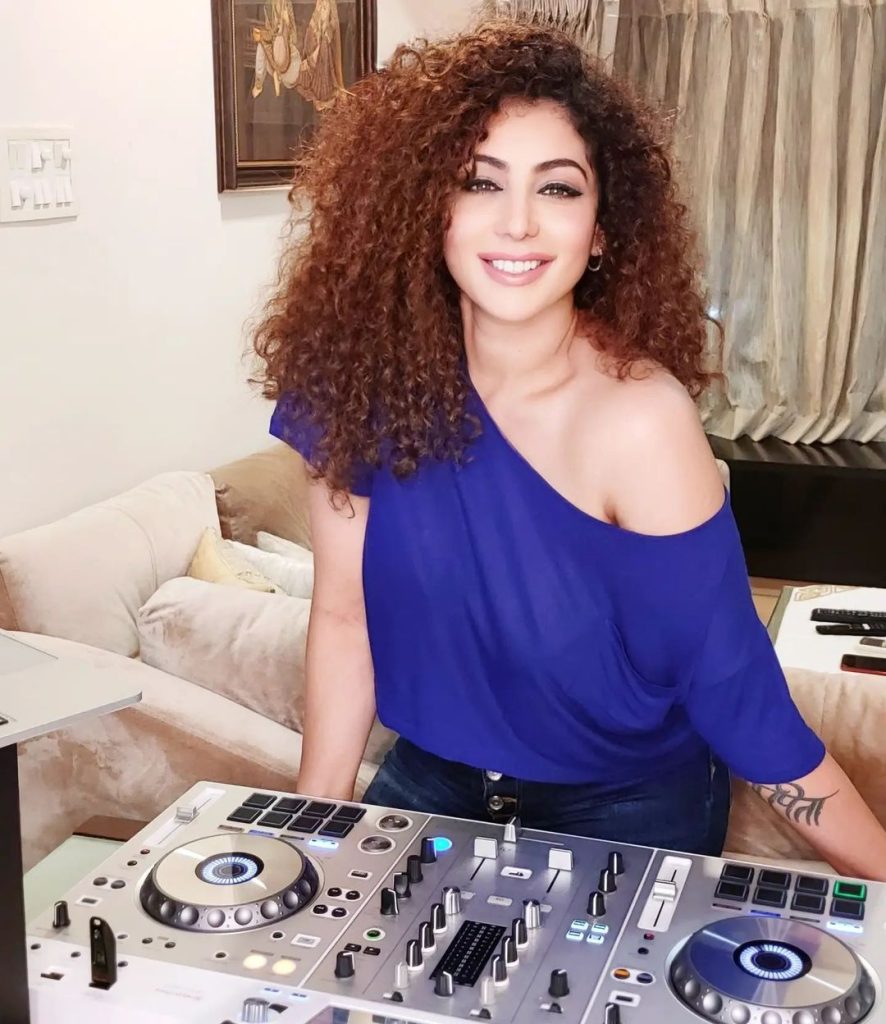 Shilpi Sharma - Biography, Height & Life Story | Super Stars Bio