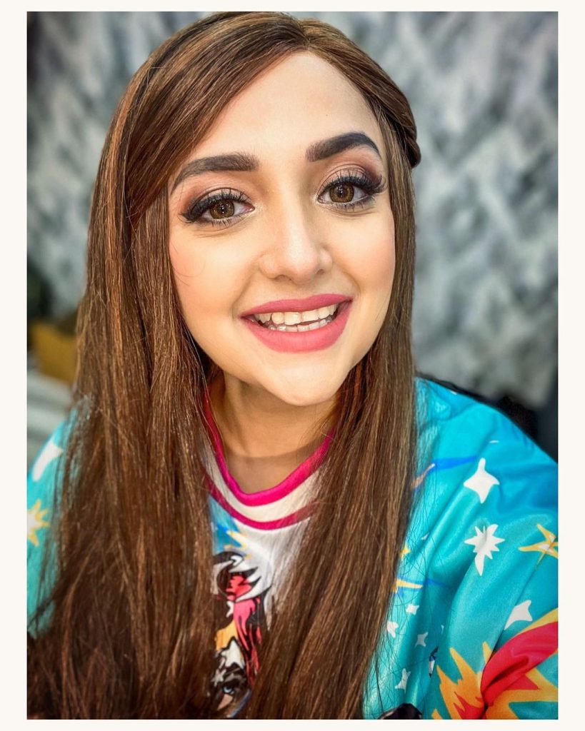 Monali Thakur - Biography, Height & Life Story | Super Stars Bio