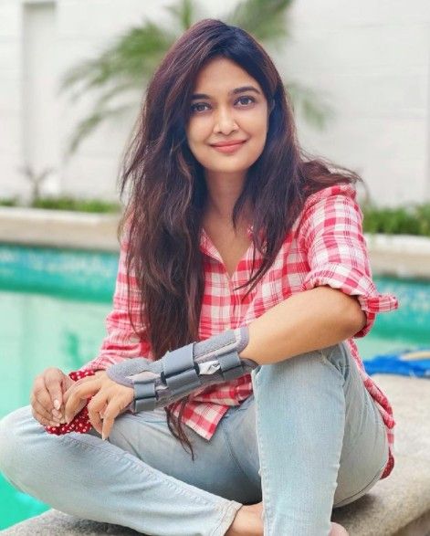 How did Soundarya become famous? - Super Stars Bio