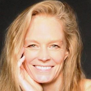Suzy Amis - Biography, Height & Life Story | Super Stars Bio